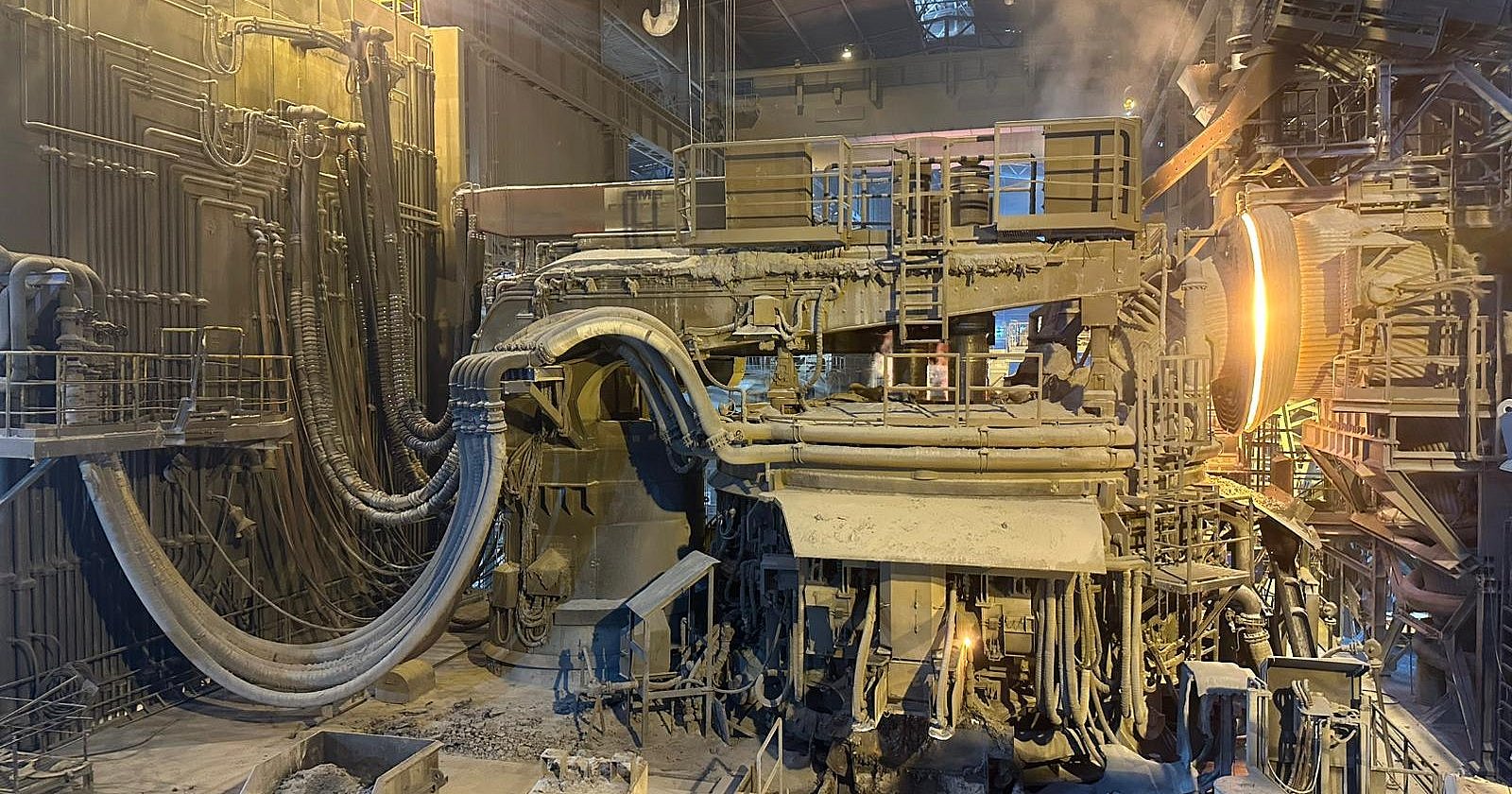 SULB electric arc furnace with 100% hot DRI operation in slag-door ...